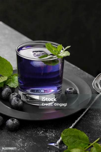 신선한 베리와 민트가 들어간 다채로운 보라색 블루 베리 칵테일 어둡고 변덕스러운 배경 0명에 대한 스톡 사진 및 기타 이미지 0명 감초 사탕 과일 Istock