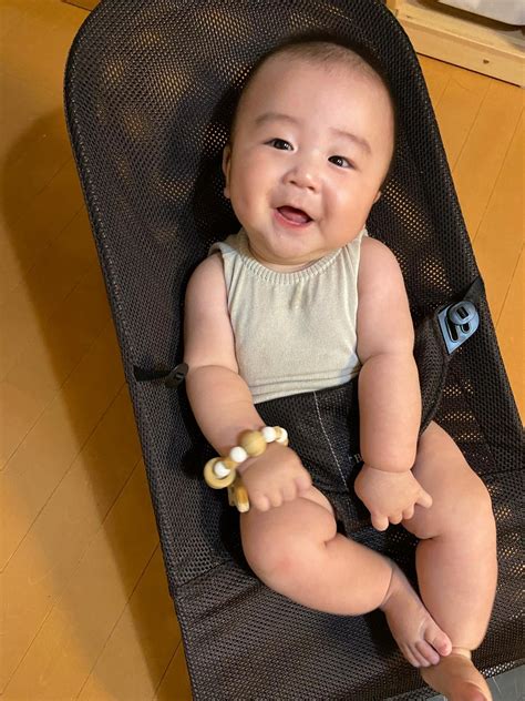 7月1日から離乳食はじめます！ 夜泣きないし、2100から500か600まで寝てくれて、日中も空腹と眠たい以外はご機嫌な次男。 今