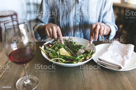 나무 테이블에 포크와 칼을 먹는 샐러드와 레드 와인 한 잔을 가진 여성의 손의 초상화 20 24세에 대한 스톡 사진 및 기타 이미지 20 24세 건강관리와 의술