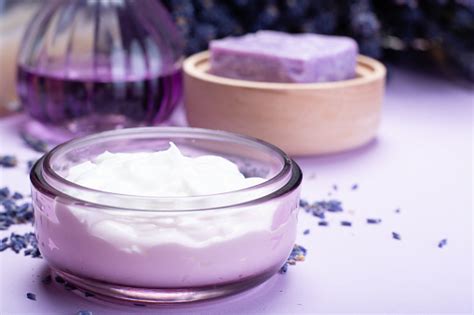 자연 건강 아로마 테라피와 피부 치료 프랑스 라벤더 라벤더 비누 얼굴 크림 에센셜 오일와 보라색 배경에 말린 라벤더 꽃 0명에