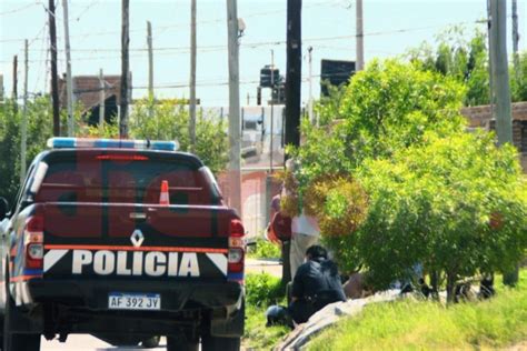 Una Mujer Perdió El Control De Su Moto Y Derrapó Sobre La Calle 12 De