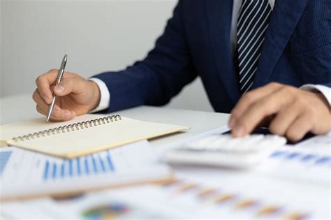 계산을하는 사업가 회계사 또는 은행가 재무 계획 비즈니스 파이낸싱 회계 은행 개념 Earnings Before Interest