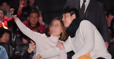 정우성 여성팬에게 꽉 잡힌 셀카[포토엔hd]