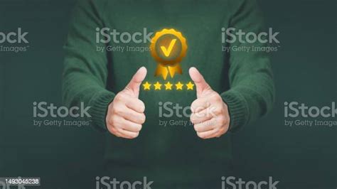 황금 별 다섯 개로 최고의 품질 보증을 들고 보여주는 사업가 비즈니스 서비스 보증 표준 Iso 인증 및 평가 개념의 품질 보증