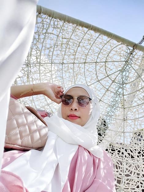 Premium Photo Portrait Of Young Woman In Sunglasses