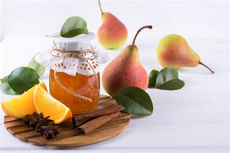 배와 오렌지 익은 배 계 피 아니 스 별과 테이블에 녹색 잎와 유리 항아리에 잼 0명에 대한 스톡 사진 및 기타 이미지 0명