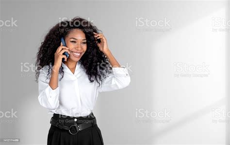 백인 배경에 스마트 폰으로 이야기하는 흑인 사업가 공간 복사 Brand Name Smart Phone에 대한 스톡 사진 및 기타