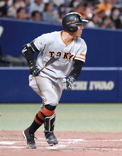 ＜中・巨＞12回1死二、三塁、梶谷は中前に2点適時打を放つ （撮影・奥 調） スポニチ Sponichi Annex 野球