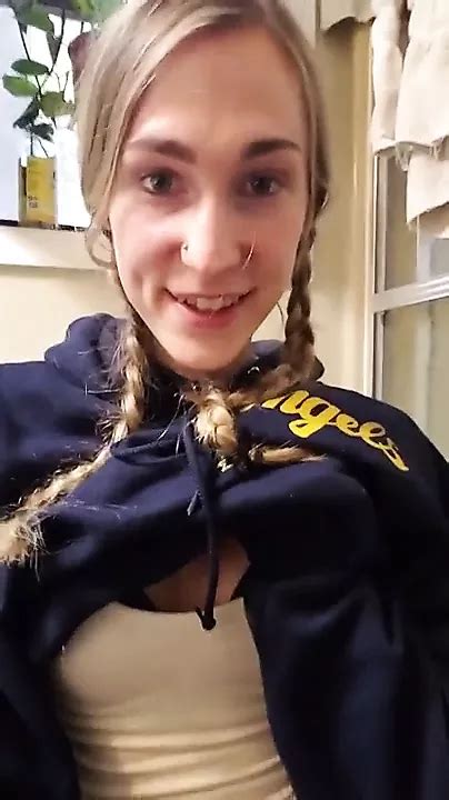 可爱的金发陷阱展示她松弛的鸡巴 Xhamster