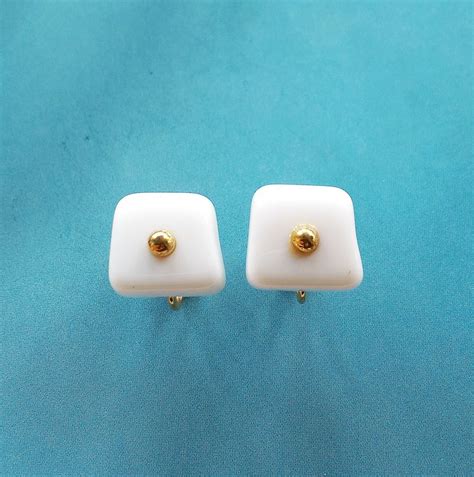 Vintage Jewelry 西洋古董飾品 Trifari 知性白 小巧 夾式耳環 老時光角落｜耳環耳夾耳骨夾人氣榜 Pinkoi