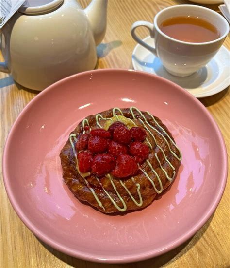 Premium Photo Raspberry Bun For Breakfast And Black Tea