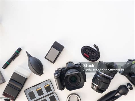 흰색 테이블 배경에 디지털 카메라 플래시 청소 키트 메모리 카드 삼각대 및 카메라 액세서리가있는 작업 공간 사진 작가의 상단보기 개념에 대한 스톡 사진 및 기타 이미지