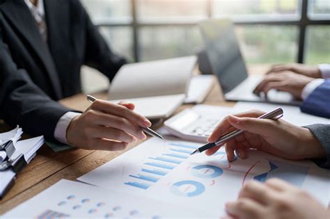 전략 브레인 스토밍 및 분석 마케팅을 계획하는 팀 비즈니스 사람들 비즈니스 미팅 개념 경영자에 대한 스톡 사진 및 기타 이미지 경영자 계산기 계약서 Istock