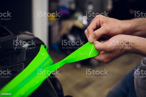 자동차 차량 포장 전문가 차량 녹색 비닐 필름 또는 포 일 포장 4륜 오토바이에 대한 스톡 사진 및 기타 이미지 4륜 오토바이 공예 교통수단 Istock