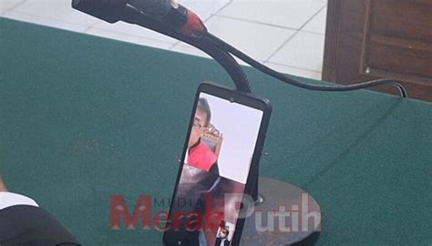 Waria Jual Diri Melalui Aplikasi Michat Divonis 20 Bulan Bui Media