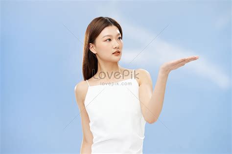 손을 내밀고 여름에 피부 관리를 보여주는 젊은 미녀 사진 무료 다운로드 Lovepik
