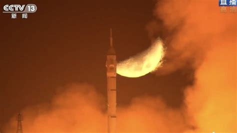 现场视频：与月亮同框，神舟十五号载人飞船发射升空凤凰网视频凤凰网