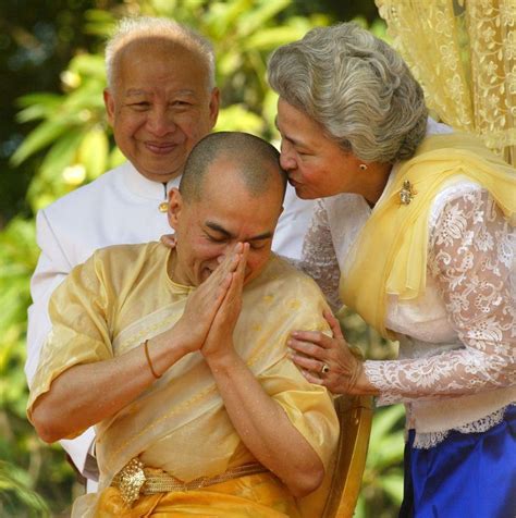 គួរតែដឹង ហេតុអ្វីបានជាព្រះមហាក្សត្រខ្មែរ ទ្រង់សៀតស្លឹកព្នៅ