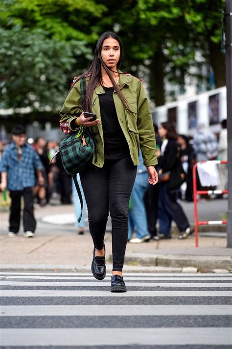Cómo Llevar Skinny Jeans Con Botas Altas Y Abrigo Largo De Manera