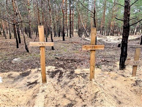 o groapă comună cu 440 de cadavre a fost descoperită la izium zelenski