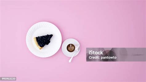 블루베리 치즈 케이크와 라 떼 아트 커피 카페핑크 배경커피 브레이크에 대 한 아트 워크발사 시간에 3 차원 렌더링 0명에 대한
