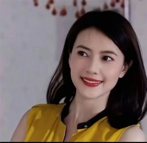 45岁高圆圆带娃游公园，5岁女儿长相不如妈？狗仔说像扎辫子的赵又廷