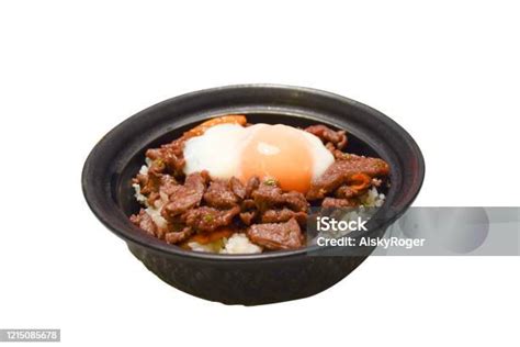 흰 배경에 구운 쌀과 온천 계란에 소스를 곁들인 일본규동 또는 얇게 썬 소고기 돈부리에 대한 스톡 사진 및 기타 이미지 돈