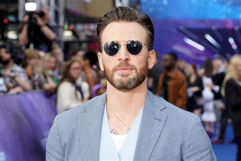 Chris Evans Surprises Hospital Patients For Special Film Preview Of