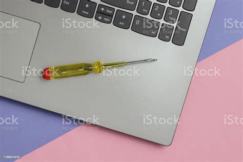 서비스 센터 노트북 수리 노트북 분홍색 보라색 배경에 드라이버 맨 위 보기 기술자에 대한 스톡 사진 및 기타 이미지 기술자