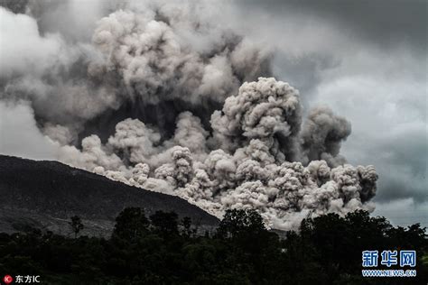 印尼锡纳朋火山持续喷发 火山灰厚如蘑菇云冲破天际 新华网
