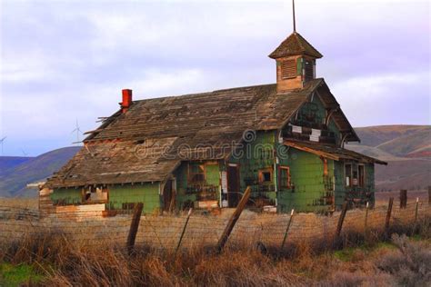 Casa Obsoleta De La Escuela De Abandonded Foto De Archivo Imagen De