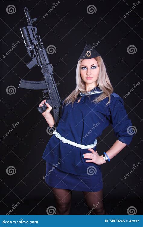 Mujer Joven Hermosa En Un Uniforme Marino Con Un Rifle De Asalto Imagen