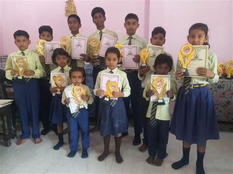 छात्र छात्राओं को शील्ड व प्रमाण पत्र देकर किया सम्मानित Dainik