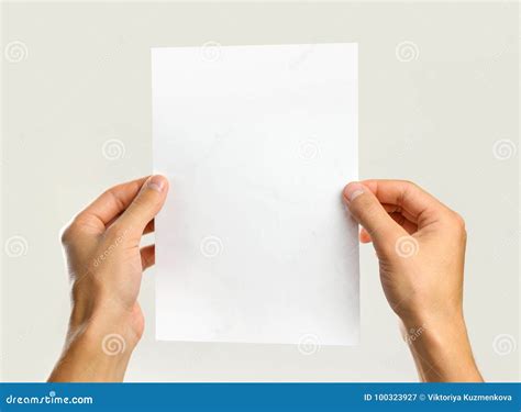 Mains Masculines Tenant Une Feuille De Papier Blanche D Isolement Sur