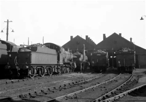 Photo Loco Shed Gwr Banbury Front View Of The Shed In The 1960s With