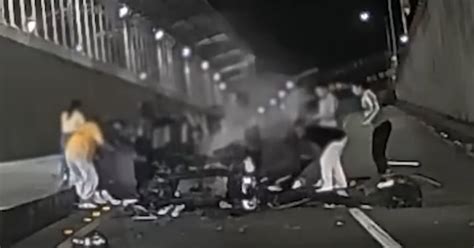 하늘에서 떨어진 자동차연기 뚫고 운전자 구한 시민들