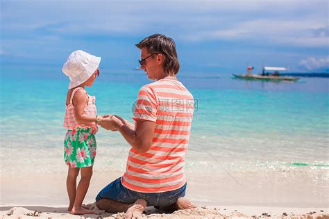 在白沙沙滩上可爱的少女和年轻男子海滩情调热带父亲海洋女孩假期幸福异国爸爸高清图片下载 正版图片322101866 摄图网