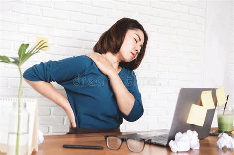 Mujer De Negocios Asiática Que Padece Síndrome De Oficina Sentada En El