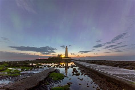 Le phare de Saint Mary sous les aurores boréales
