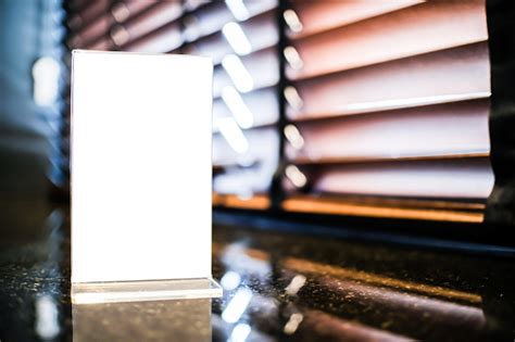 Bar 레스토랑 카페의 나무 테이블에 서있는 메뉴 프레임을 모의하십시오 텍스트 공간을 사용할 수 있습니다 텍스트 마케팅 프로모션을 위한 메뉴 맥 업 공백 0명에 대한 스톡