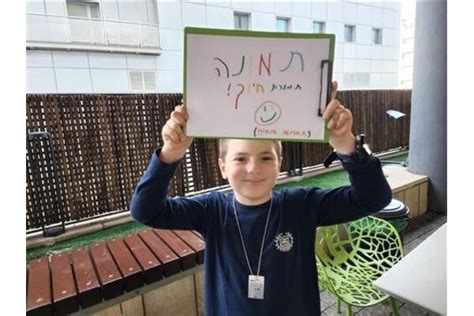 מאור מימון בן 9 מתל אביב צילם תמונות בנמל תל אביב כדי לאסוף תרומות למפונים מהדרום Be106