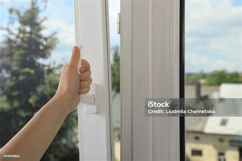 실내에서 흰색 플라스틱 창문을 여는 여자 근접 촬영 텍스트를 위한 공간 창문에 대한 스톡 사진 및 기타 이미지 창문 방음 집 내부 Istock
