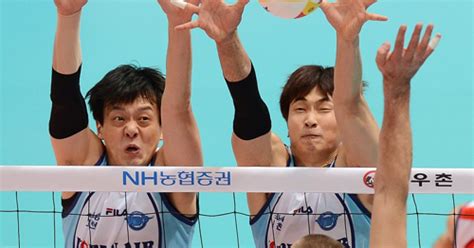 포토 이영택 김학민 양 손 머리 위로 다섯손가락 쫙 펴고