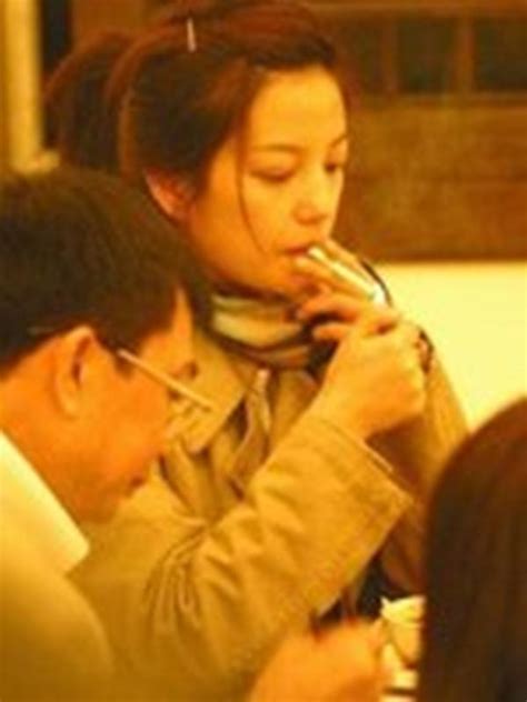 看了女明星做這種事的照片，頓時感覺她們熒幕上的健康形象碎一地 每日頭條