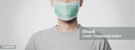 감염을 방지하기 위해 위생 마스크를 착용 하는 젊은 남자 2019ncov 또는 코로나 바이러스 흰색 배경에 격리 된 오후 25
