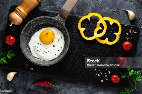 야채와 향신료로 계란 튀김 아침 식사를 완료하십시오 평면도 공간을 복사합니다 레스토랑에 대한 스톡 사진 및 기타 이미지 레스토랑 파델 팬 주방용구 Istock