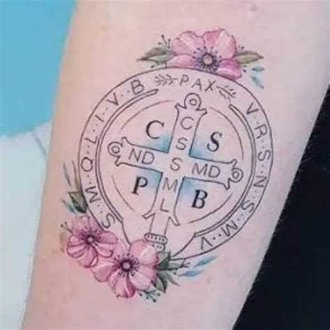 Medalha de São Bento Significado e 10 tatuagens para inspirar