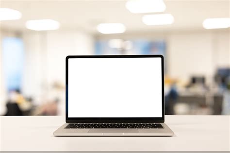 닫기 위해 사무실 방 내부 테이블에 노트북 컴퓨터의 빈 흰색 화면 디스플레이에 고립 디자인 배너 웹 사이트 또는 템플릿 또는 온라인 쇼핑 전자 상거래 개념의 내용을 추가 할