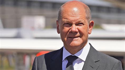 Olaf Scholz Mann mogelt sich in Konvoi und umarmt überraschten Kanzler