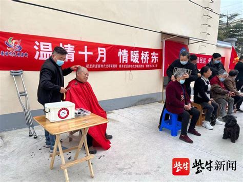 盐城市亭湖区毓龙街道桥东社区开展志愿者敬老活动按摩老年人传承